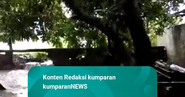 Banjir Setinggi 1 Meter Masih Rendam Rumah Warga di Tangerang | kumparan.com